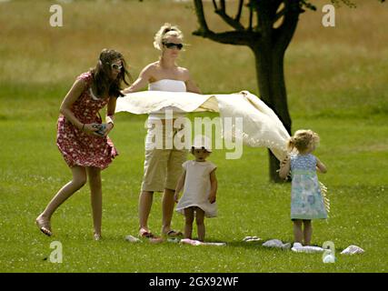 Jools Oliver pictured relaxing on Primrose Hill with friends and her ...