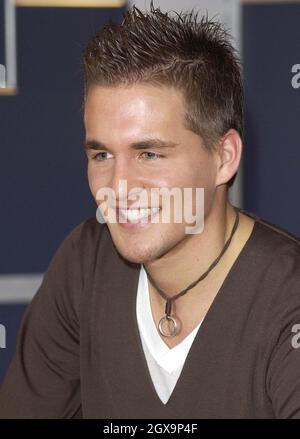 Heinz Winckler, South African Pop Idol (L) and Alexander Klaws, German ...