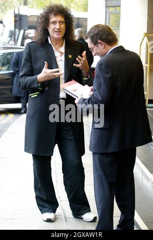 Annie Lennox at Nelson Mandela's book signing at the Dolchester Hotel ...