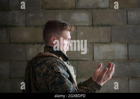 muslim soldier praying traditinal islamic pray Stock Photo - Alamy