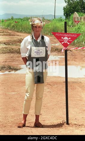 Princess Diana Angola Visit 1997 walking through minefield Stock Photo ...