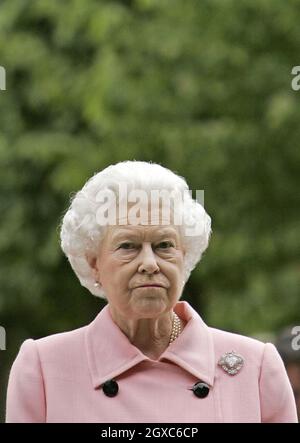 Queen Elizabeth II views exhibition gardens at the RHS Chelsea Flower ...