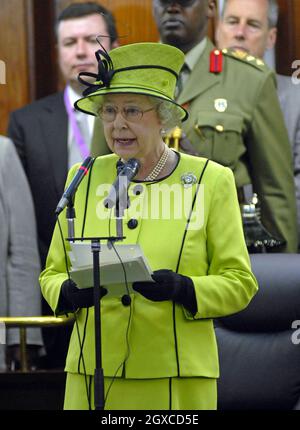 Queen Elizabeth ll makes a speech during a State Banquet at the White ...