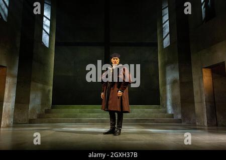 set design for THE MIRROR AND THE LIGHT at the Gielgud Theatre, London ...