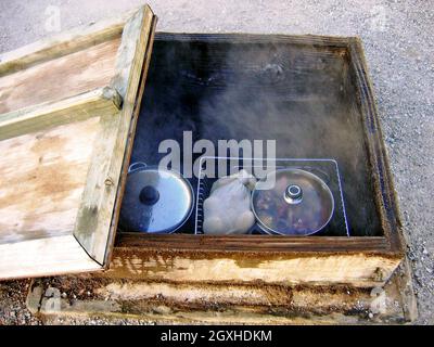 Hāngī is a traditional New Zealand Māori method of cooking food using ...