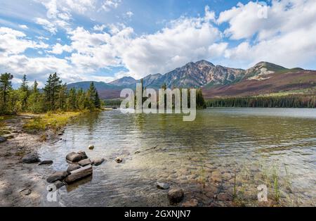 Lake Pyramid Lake with Pyramid Island, behind mountain peak Pyramid ...
