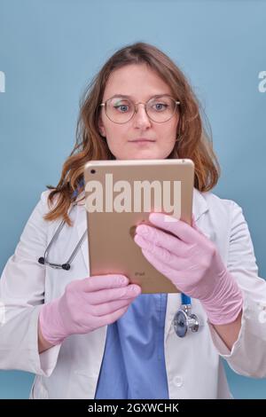nurse using apple ipad in protective case Stock Photo - Alamy