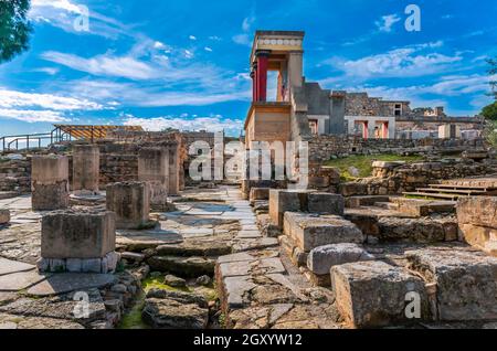 Ancient ruins of Knossos palace, largest Bronze Age archaeological site ...