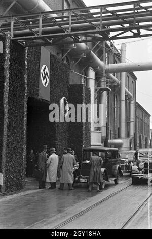 Spalier aus Mitarbeitern am Eingang zu der Dieselfeier im MAN Werk in ...