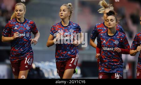 left to right: Linda DALLMANN (FC FC Bayern Munich, FCB, 10) Marlene ...