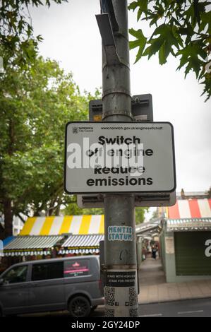 Sign "Switch off engine, Reduce emissions", London, UK Stock Photo - Alamy