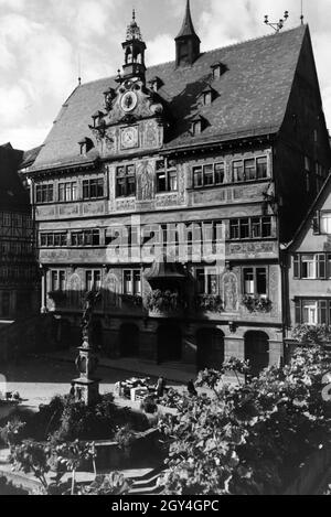 Das historische Rathaus am Marktplatz in Basel. *** The historic town ...