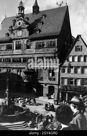 Das historische Rathaus am Marktplatz in Basel. *** The historic town ...