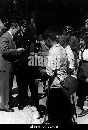 Adolf Hitler signs autographs, 1935 Stock Photo - Alamy