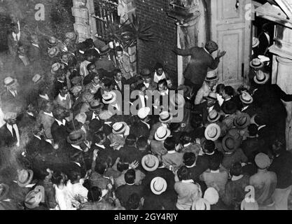 A crowd storms the San Jose prison in the US state of California to get ...