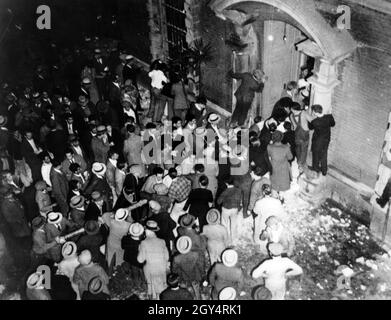 A crowd storms the San Jose prison in the US state of California to get ...