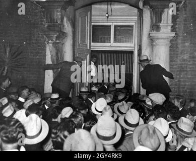 A crowd storms the San Jose prison in the US state of California to get ...