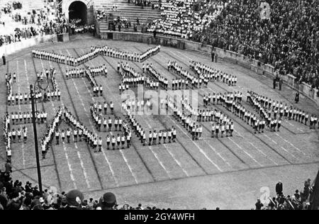 Girls from the Opera Nazionale Balilla gathered for free gymnastics ...