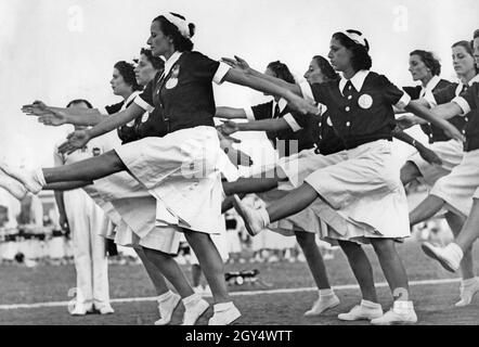 "Young women belonging to the fascist ""Opera nazionale del dopolavoro ...