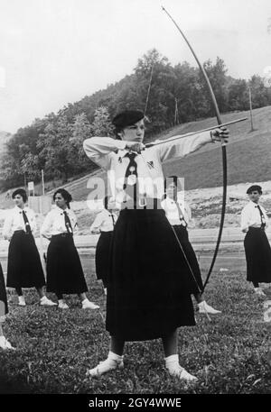 Girls from the Opera Nazionale Balilla gathered for free gymnastics ...