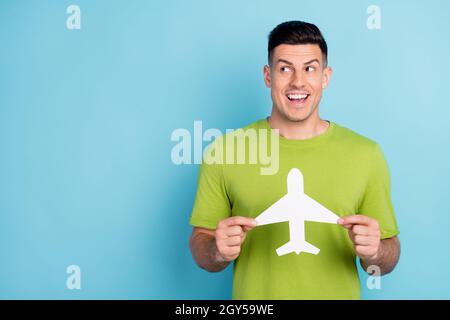 Photo portrait of overjoyed man keeping hands forward missing friend ...
