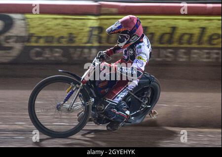 MANCHESTER, UK. OCT 7TH Steve Worrall (Red) inside Danyon Hume (Yellow ...