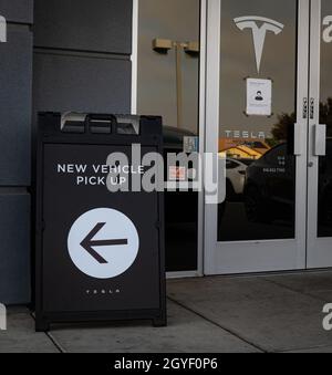 Tesla Electric Car Dealership Stock Photo - Alamy