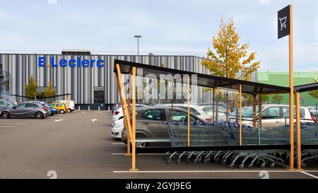 Exterior view of an E. Leclerc shopping center and hypermarket Stock ...