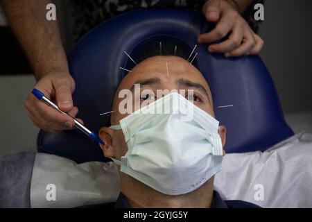 (211008) -- ISTANBUL, Oct. 8, 2021 (Xinhua) -- A man receives ...