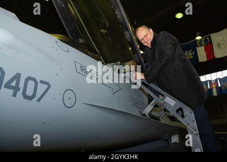 Dr. Heinrich Kreft, German ambassador to Luxembourg, left, and U.S. Air ...