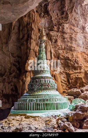 Buddha statue in Saddan cave near Hpa An, Myanmar Stock Photo - Alamy