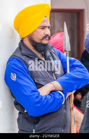 Portrait of a Sikh warrior in traditional dress with weapons Stock ...