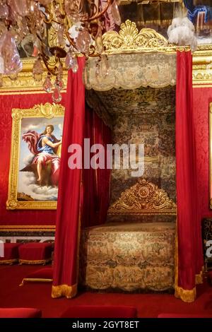 Red bed chamber at Chateau de Versailles near Paris France Stock Photo ...