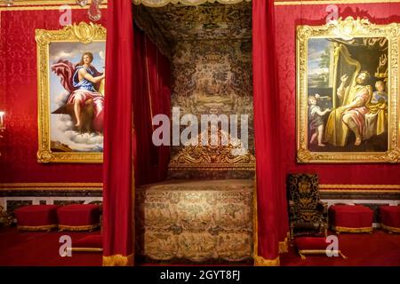 Red bed chamber at Chateau de Versailles near Paris France Stock Photo ...