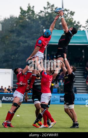 Tim Swinson #5 of Saracens wins the line out Stock Photo - Alamy
