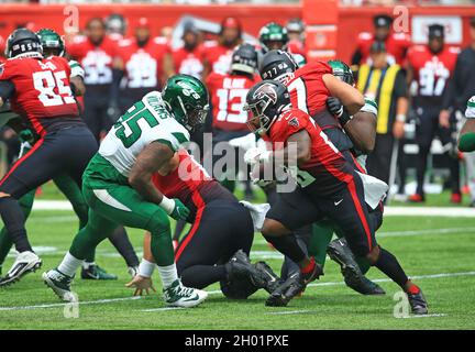 New York Jets defensive tackle Khalen Saunders (99) leaves the field ...