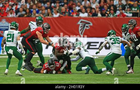 New York Jets middle linebacker C.J. Mosley (57) and Bryce Hall (37 ...