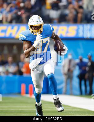 Los Angeles Chargers' Jared Cook plays during an NFL football game ...