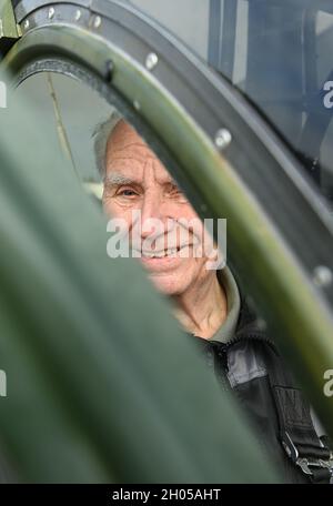 Trebbin, Germany. 11th Oct, 2021. On his 90th birthday, ex-pilot Günter ...