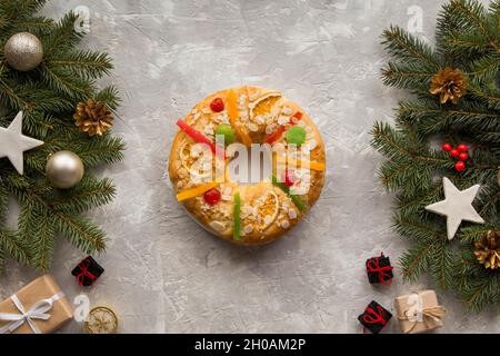 Homemade epiphany dessert crowns gifts Stock Photo - Alamy