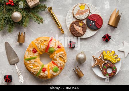 Homemade epiphany dessert crowns gifts Stock Photo - Alamy