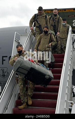 Airmen from the 126th Air Refueling Wing, Illinois Air National Guard ...