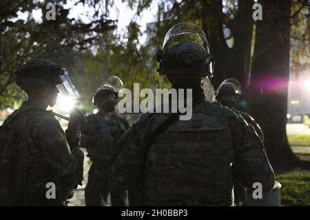 Soldiers with the 270th Military Police Company, 185th Military Police ...