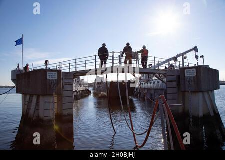 NORFOLK, Va. (Jan. 19, 2021) Landing Craft Utility (LCU) 1654 maneuvers ...