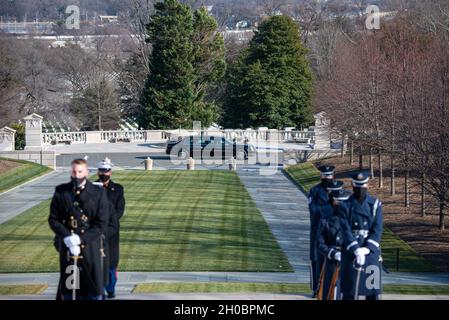 The Presidential motorcade drives during Inauguration Day ceremonies ...