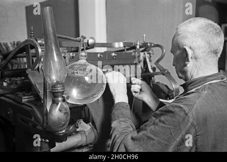 Arbeiter in einem Weberei- und Spinnereibetrieb, Deutschland 1930er ...