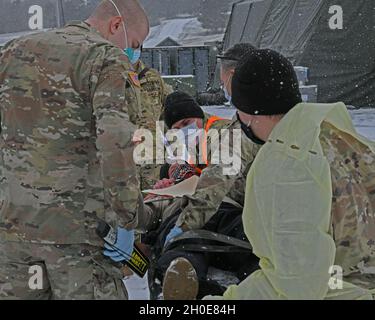 Soldiers and Medicals with the 512th Field Hospital simulate how to ...