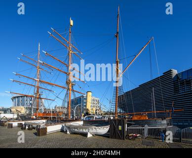 rrs discovery point dundee museum visitor centre dusk Stock Photo - Alamy