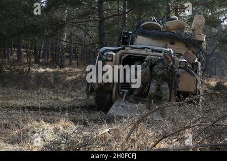 U.S. Army Soldiers dismount a Bradley Fighting Vehicle Stock Photo - Alamy