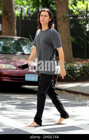 New York - NY - 20210910- A Colorful Anne Hathaway and a Barefoot Jared ...